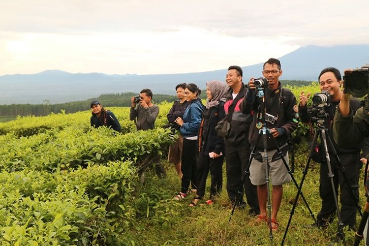 Berita Foto: Matahari Terbit dengan Panorama Gunung Sekaligus Laut