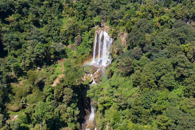 Curug Sewu, Indahnya Air Terjun Tertinggi Jawa Tengah dengan Pelangi
