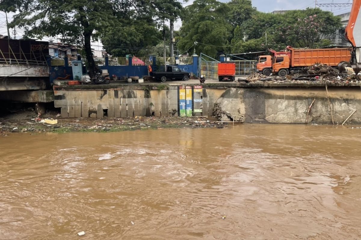 Pintu Air Manggarai Turun ke Siaga 4, Ketinggian Air Tercatat 670 Cm