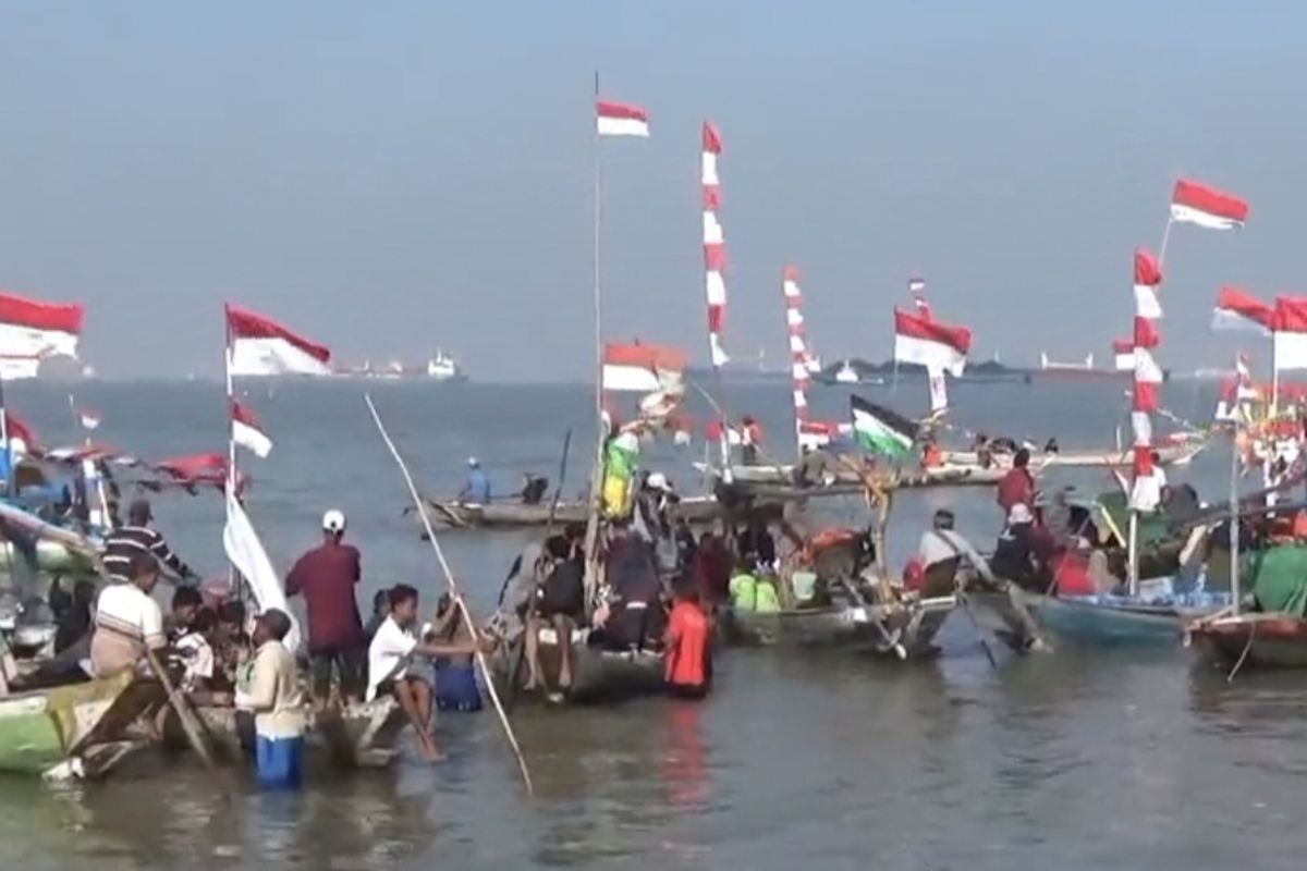 Semarak HUT RI, Ratusan Nelayan Pesisir Bangkalan Ikuti Lomba Perahu Santai