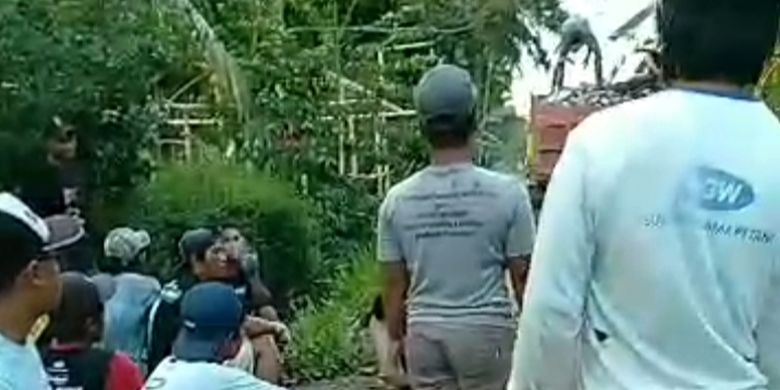Berita Harian Caleg Di Banyuwangi Tarik Kembali Bantuan Paving Terbaru ... Berita Harian Caleg Di Banyuwangi Tarik Kembali Bantuan Paving Terbaru ...