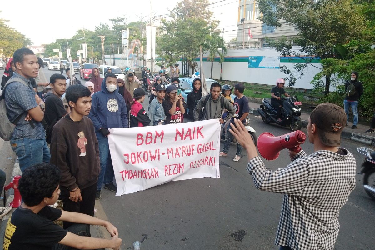 Demo Tolak Harga BBM Naik di Sejumlah Daerah Diwarnai Kericuhan dan Blokade Jalan