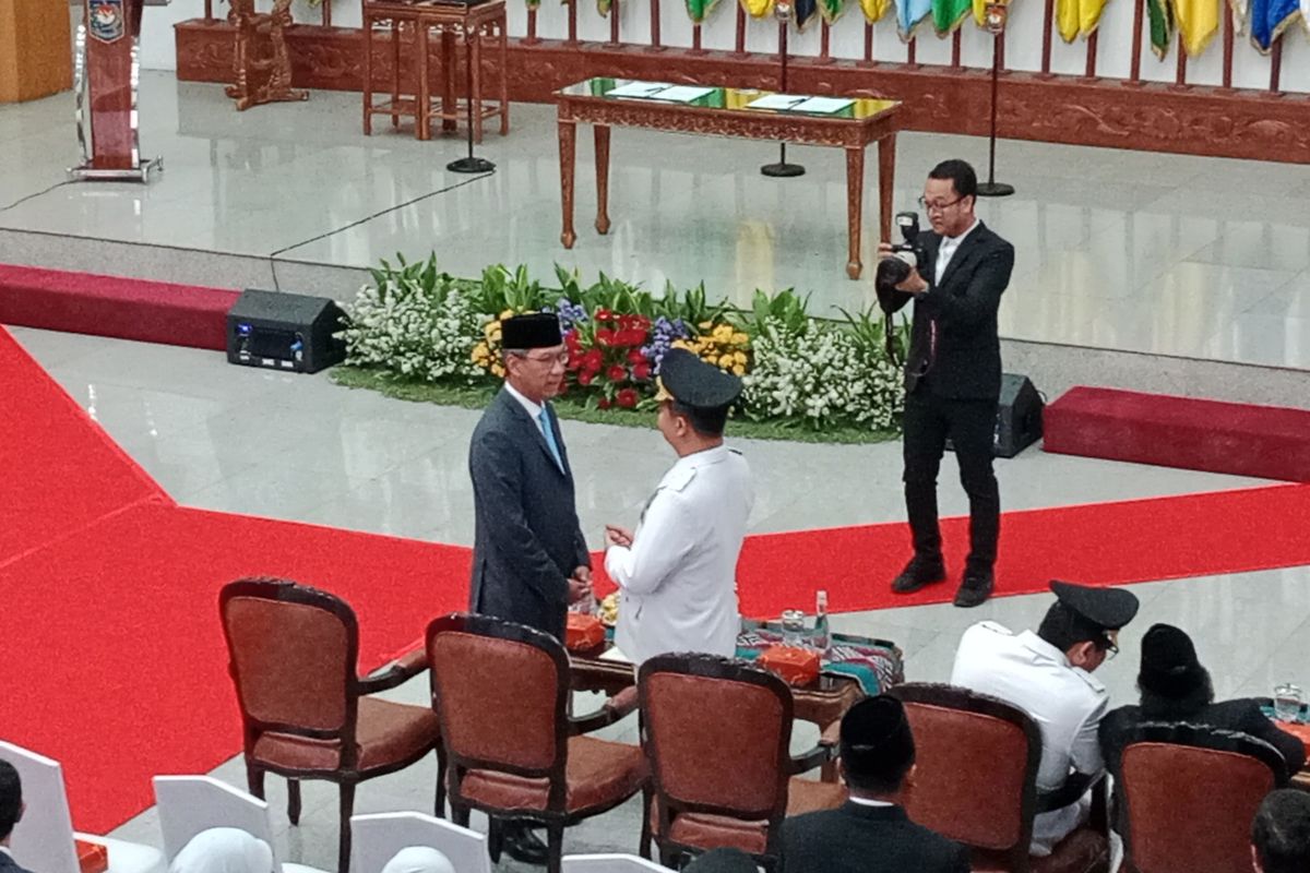 Momen Heru Budi Bersalaman dengan Teguh Setyabudi, Penggantinya sebagai Pj Gubernur Jakarta