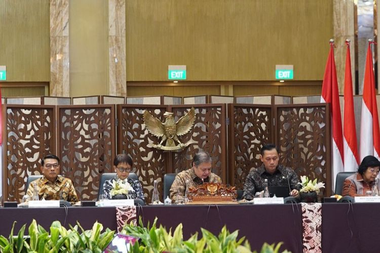 Saat AHY Jabat Tangan dan Ucapkan Selamat Ulang Tahun untuk Moeldoko...