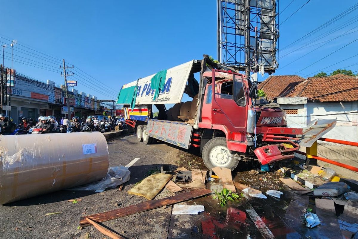 Truk Wings Box Tabrak 2 Mobil dan 2 Rumah di Pasuruan, 1 Tewas