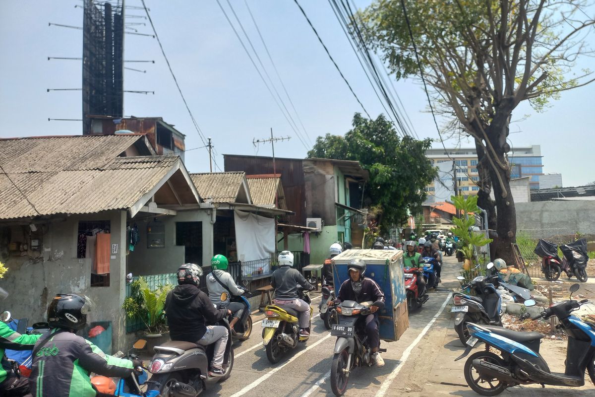 Warga Keluhkan Mobil Bandel Masuk Jalan Kemiri Saat Pengalihan Lalin
