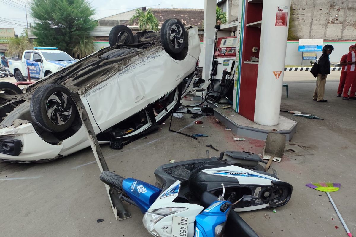 Kronologi Mobil Terbalik di SPBU Sragen: Tiba-tiba Oleng lalu Tabrak ...