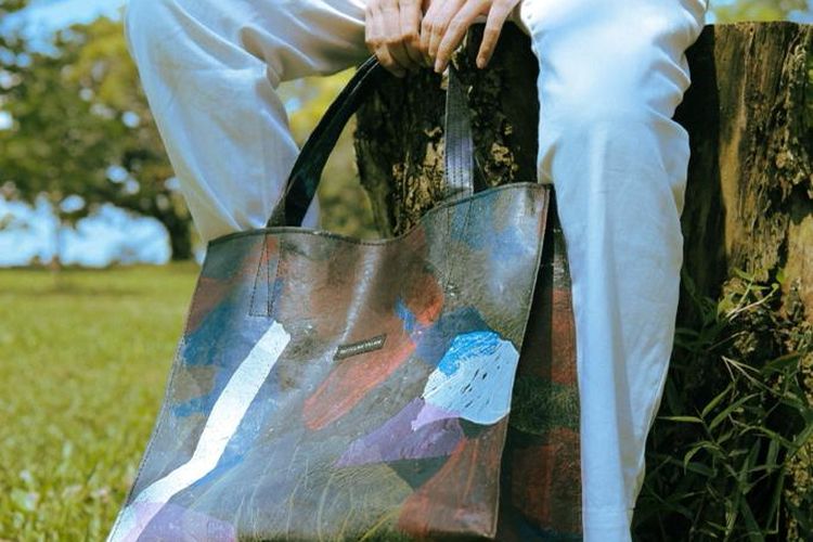 Mengubah Sampah Rumah Tangga Jadi Produk Fashon ala Recycling Village