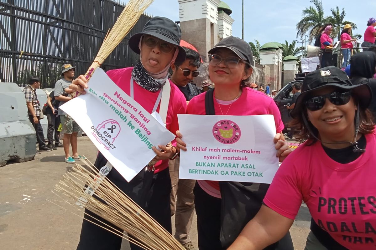 Saat Para Perempuan Bawa Sapu Lidi ke Depan DPR RI, Suarakan 6 Tuntutan ...