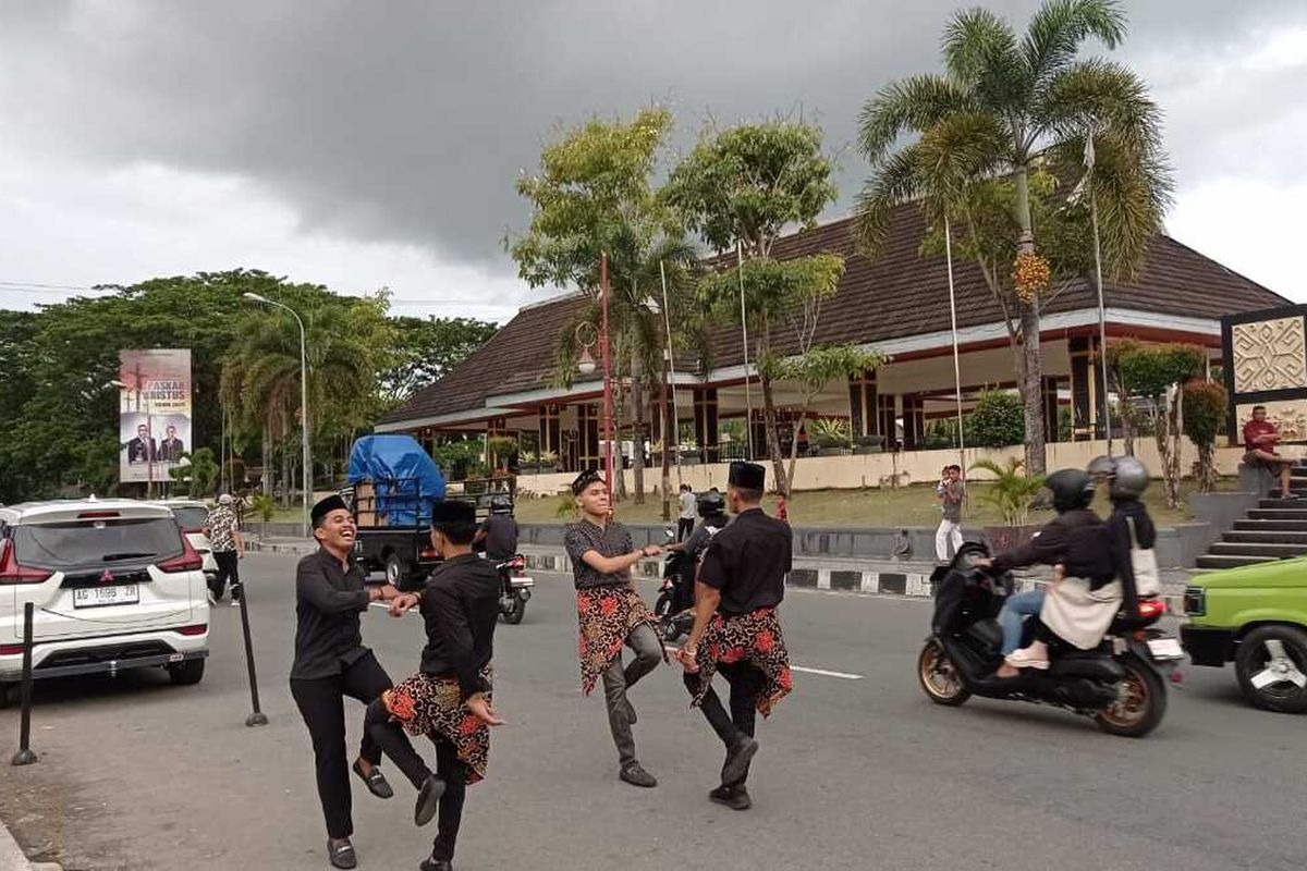 Bagi-bagi Takjil di Ambon, Disemarakkan Tarian Samrah dan Hadrat