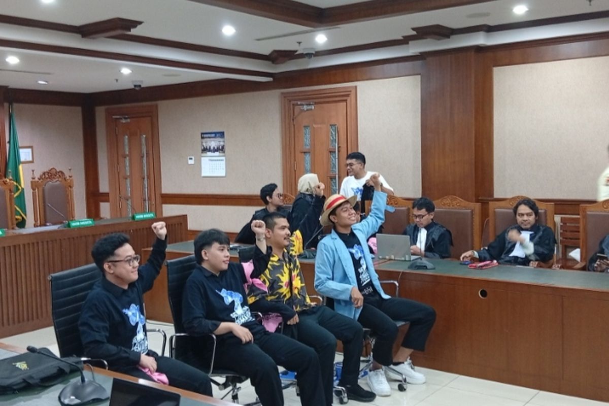 Sidang Putusan Kasus Delpedro Cs, Terdakwa Tampil Pakai Topi "One Piece"