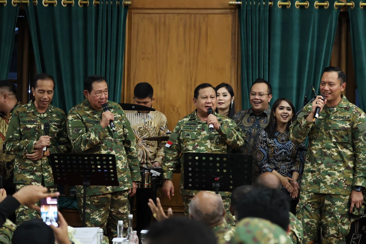 Momen Prabowo, Jokowi, dan SBY Kompak Nyanyi Bareng Pakai Seragam Loreng