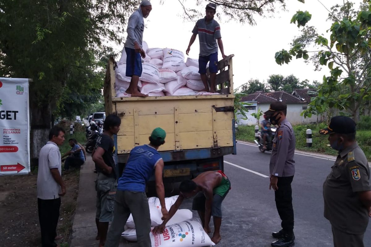 Termakan Hoaks, Petani Adang Truk Pengangkut Pupuk Bersubsidi