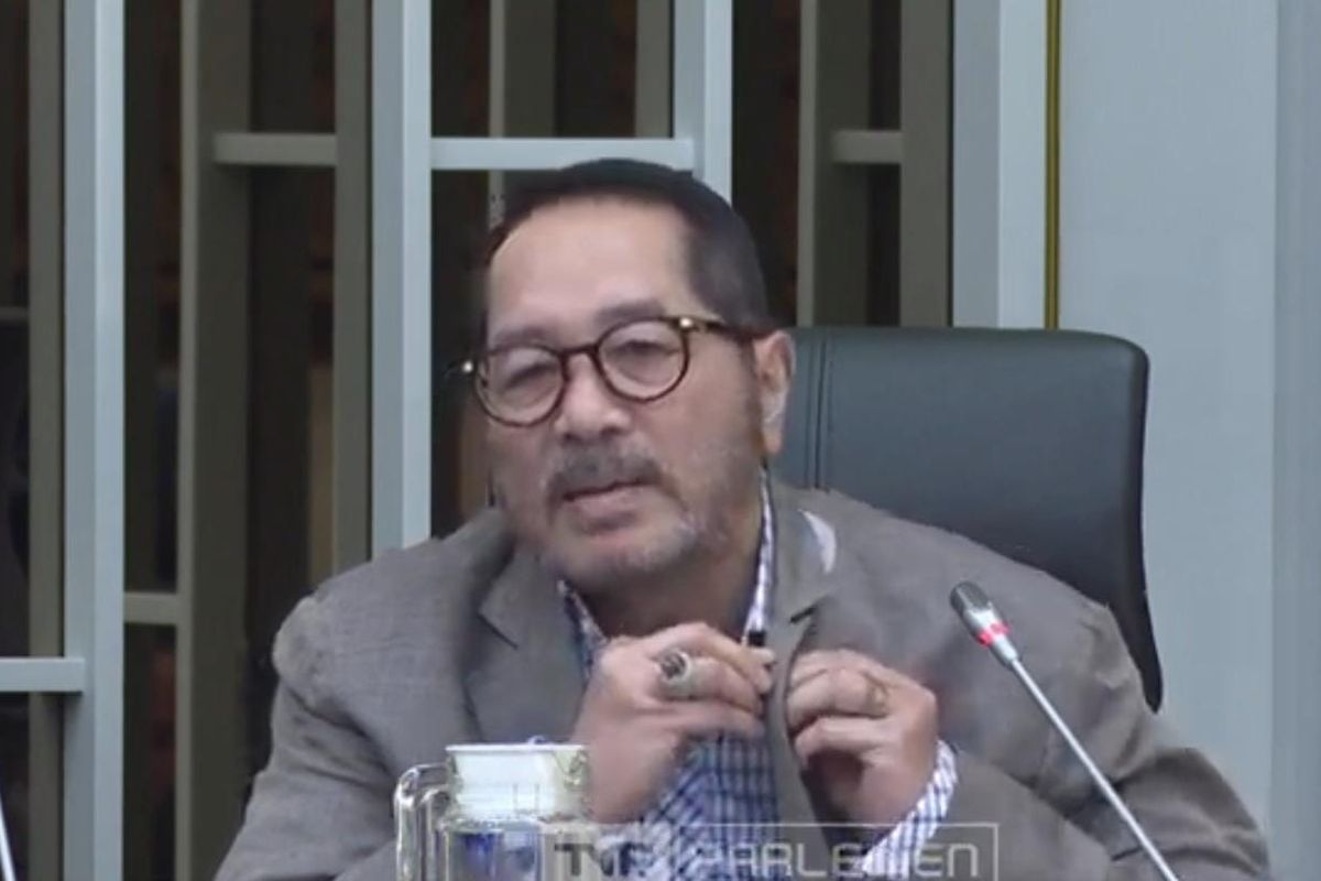 Anggota Dewan Lepas Pin DPR di Depan Menteri KP, Malu Masalah Pagar Laut Berlarut-larut