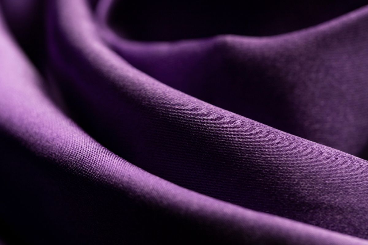 Mengapa Warna Ungu Identik dengan Kerajaan?