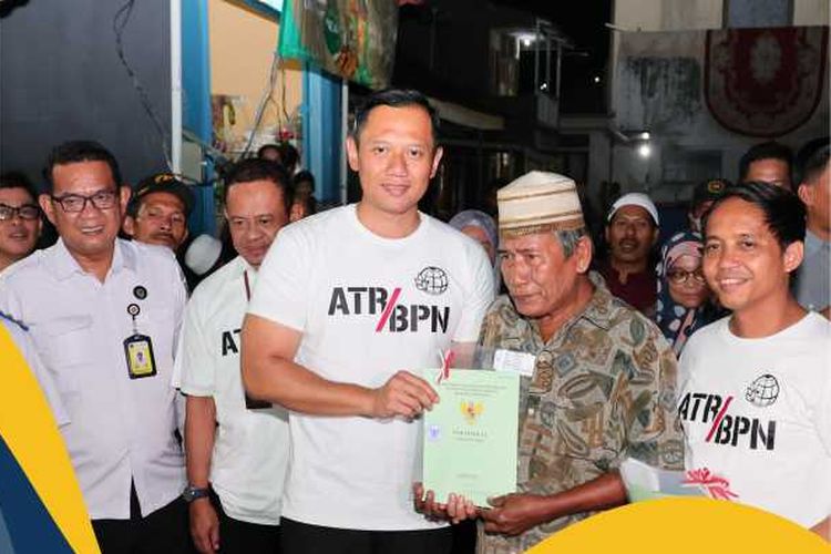AHY Serahkan Sertifikat PTSL di Rumah Warga Samarinda
