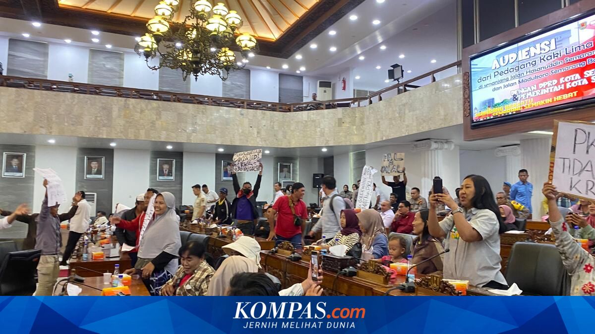 Tolak Relokasi, Puluhan PKL Masuk Ruang Paripurna DPRD Semarang, Bawa ...