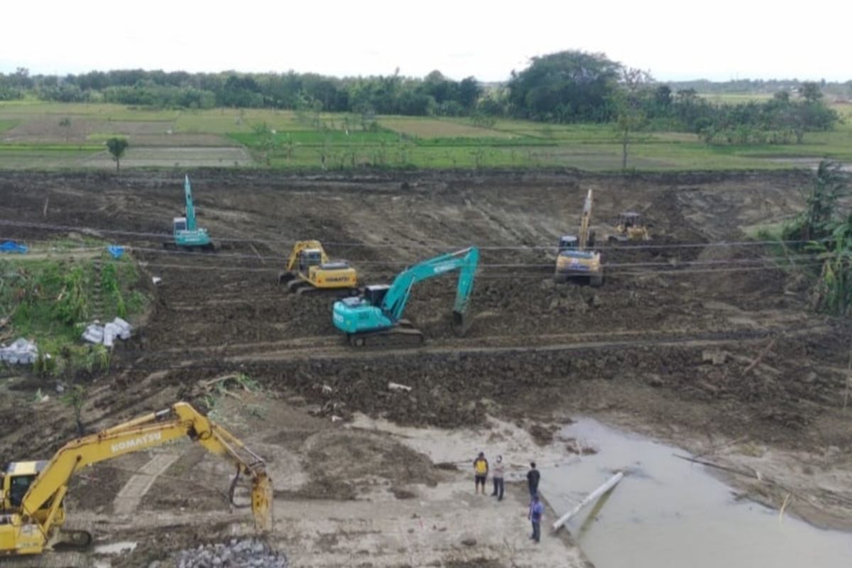 Tanggul Sungai Tuntang Demak yang Jebol Mulai Tertutup, Pakai Pancang ...