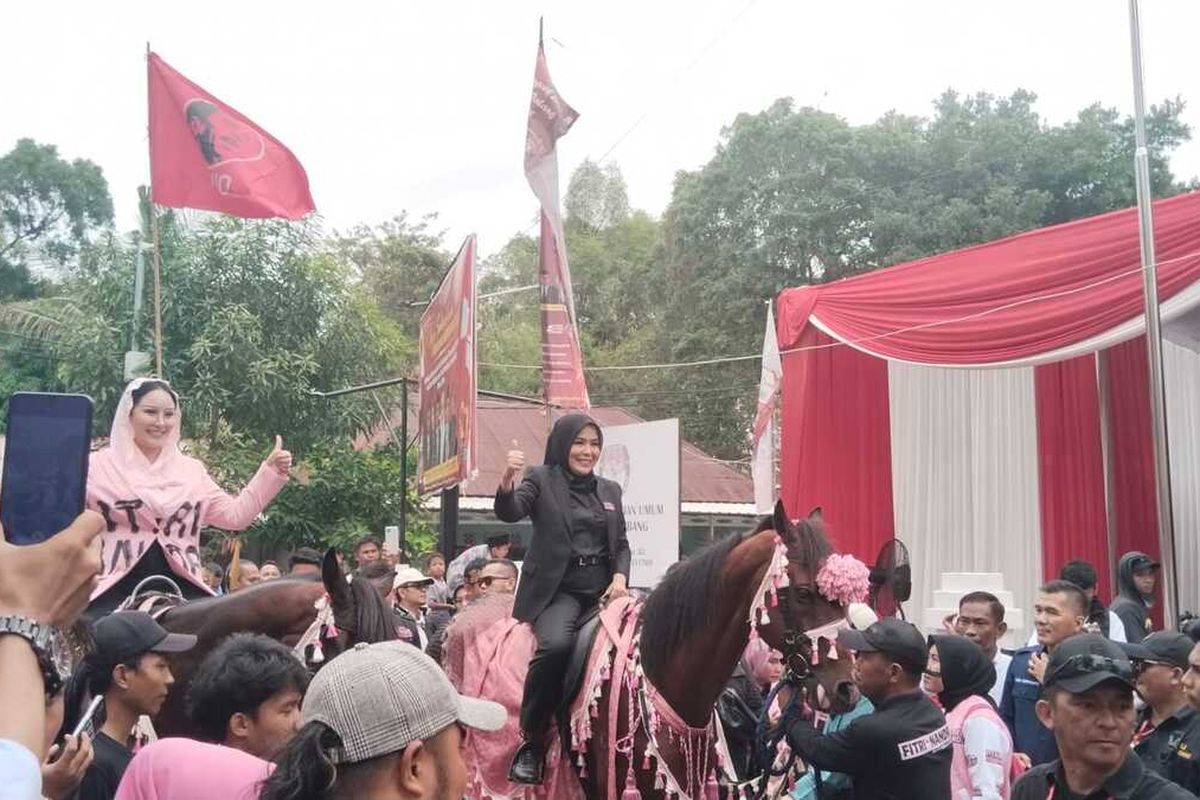 Bertema "Black Pink", Fitri-Nandriani Berkuda Saat Daftar ke KPU Palembang