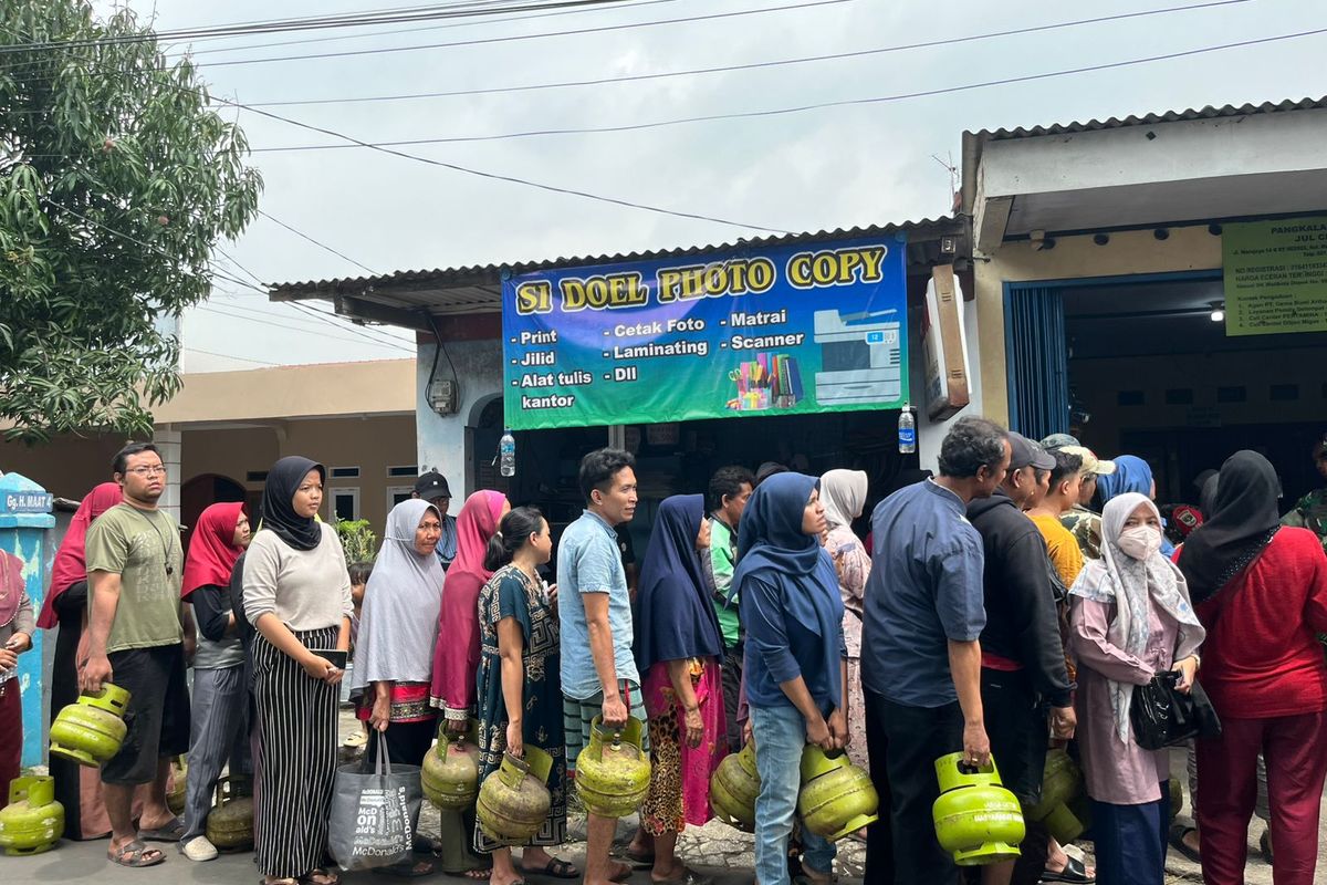 Antrean Pembelian Gas 3 Kg di Depok Mengular, Warga Teriakkan "Oke Gas ...