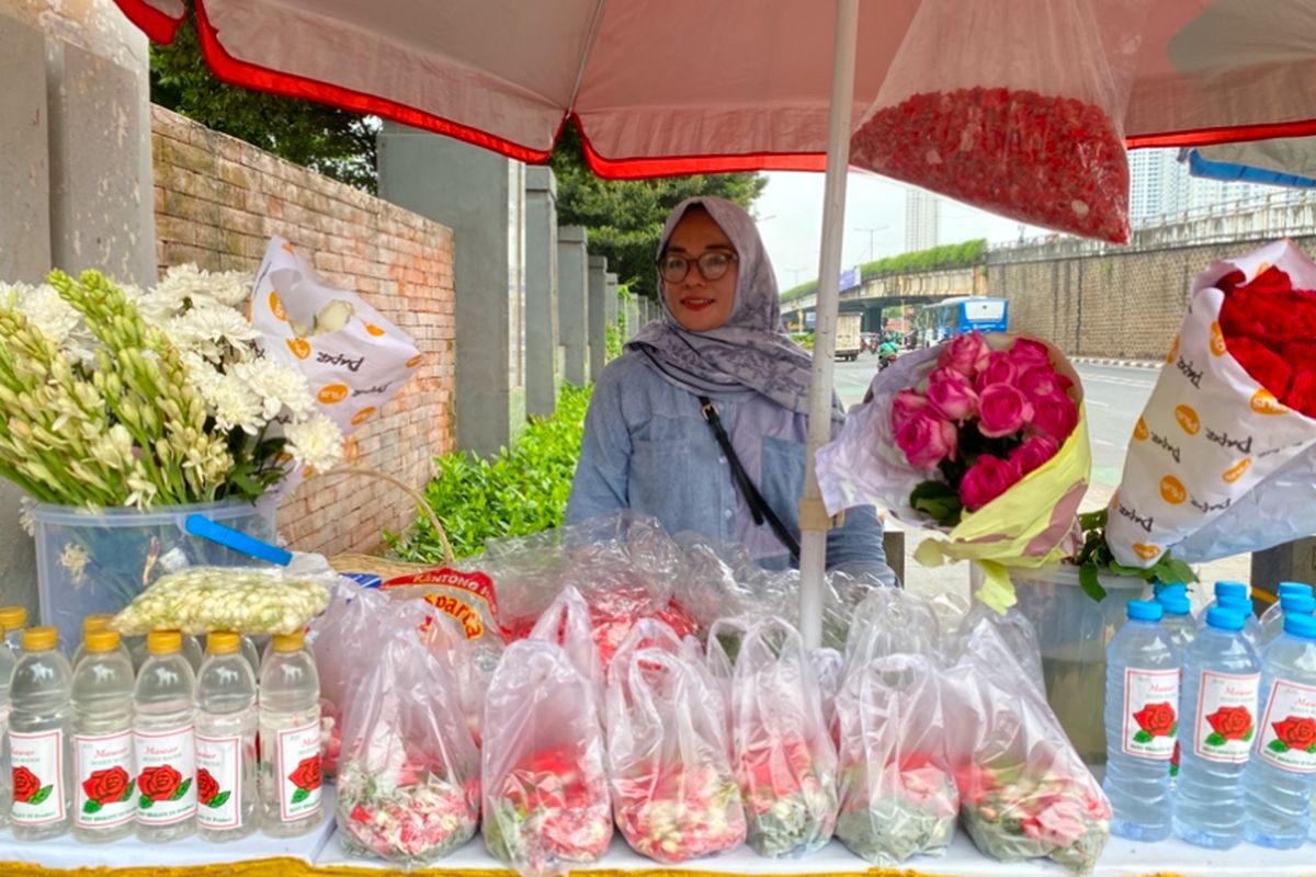 Penjual Bunga TPU Karet Bivak: Melati Laris Manis Dibeli Artis dan Pejabat