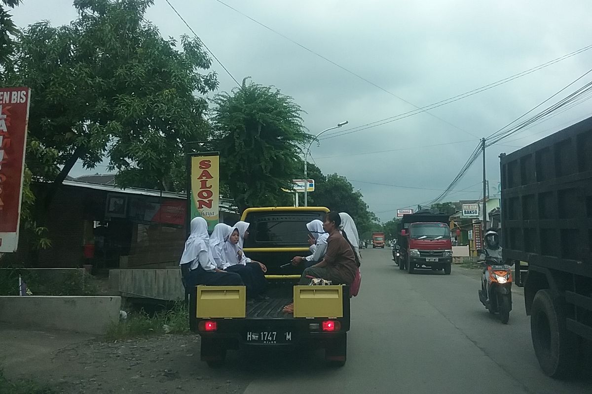 Meski Berbahaya, Mobil Bak Terbuka di Kendal Tetap Jadi Angkutan ...