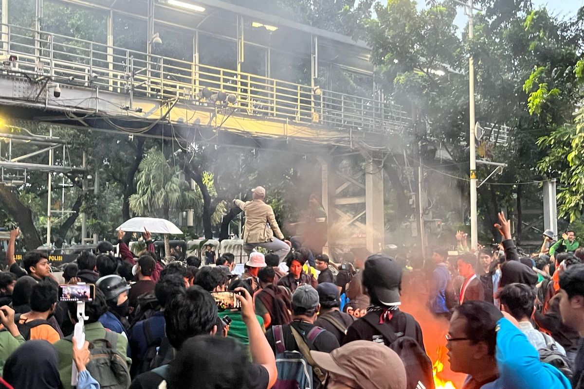 Demo Indonesia Gelap Ricuh, Massa Lempar Botol hingga Kayu ke Polisi