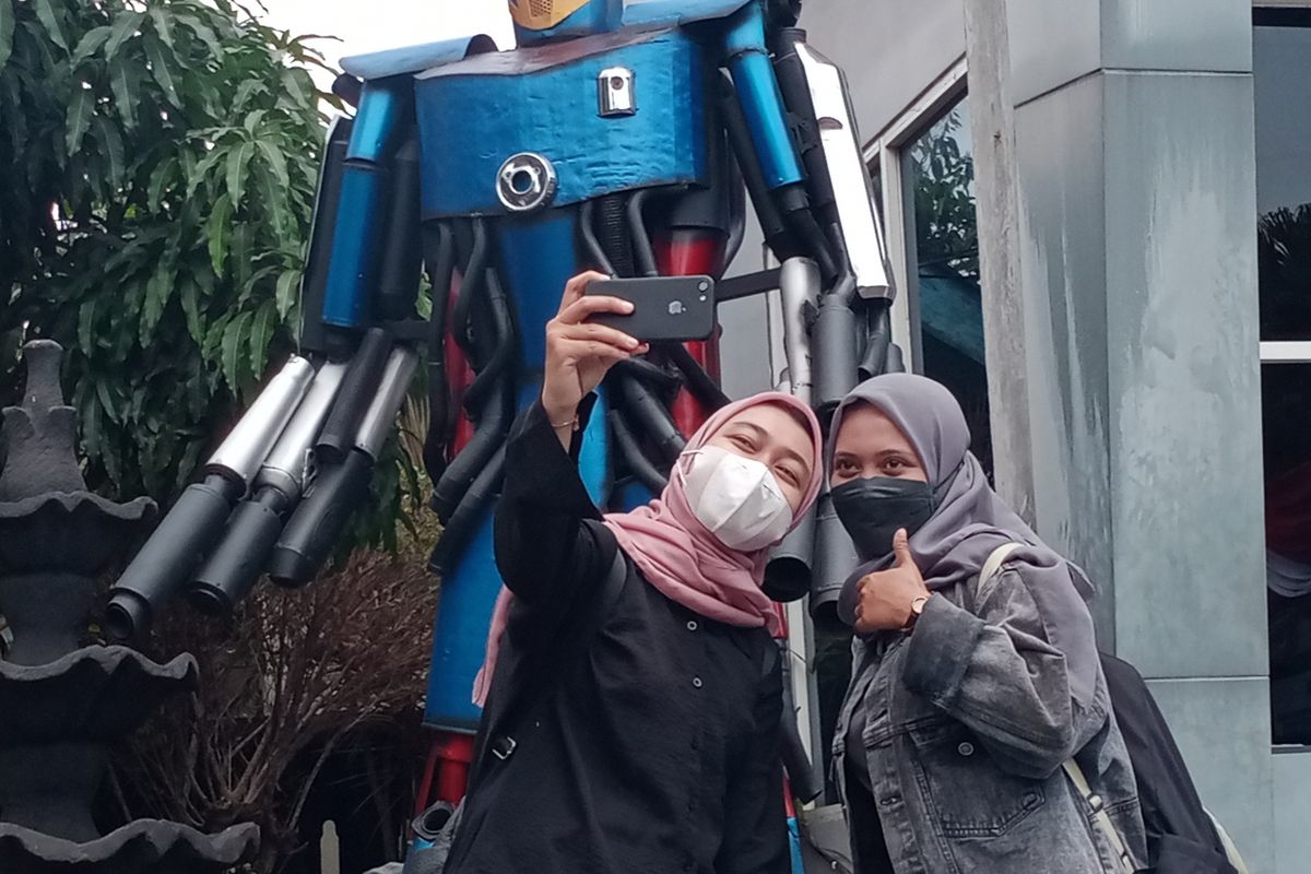 Patung Transformers di Mapolresta Malang Kota Jadi Sasaran "Selfie" Warga