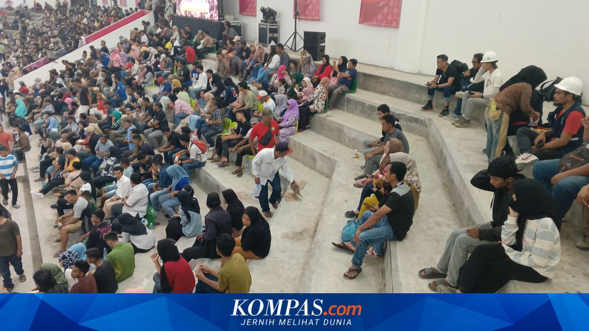 Venue Voli PON Berdebu, Penonton Jadikan Kardus dan Tisu sebagai Alas