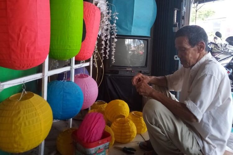 Foto : Cerita Kakek Rehani 15 Tahun Jadi Perajin Lampion di Solo ...