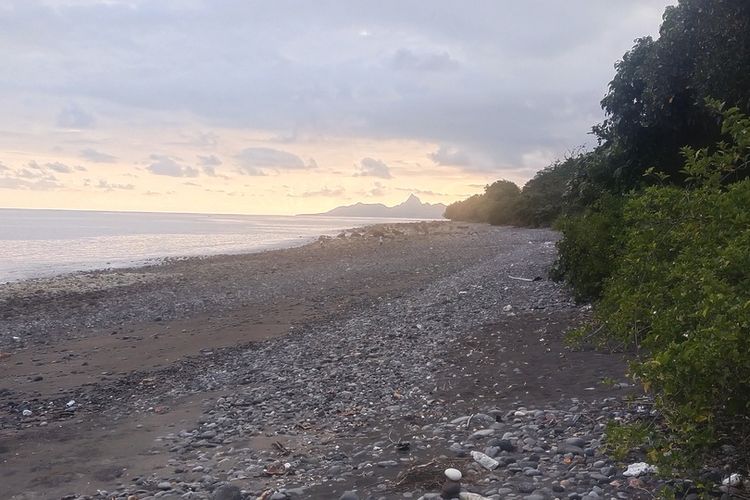 Foto : Pantai Iteng di NTT, Tempat Lihat Pulau Mules yang Mirip Candi ...