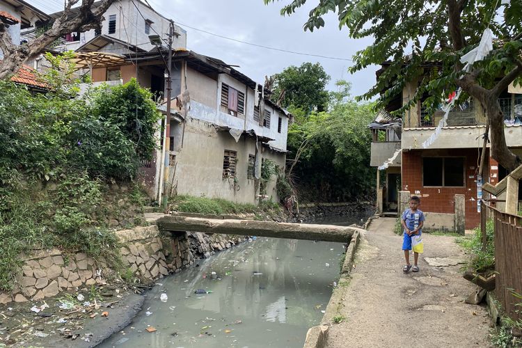 Foto : Menelusuri Rumah-rumah Kosong di Kampung Zombie Jaktim, Ada ...