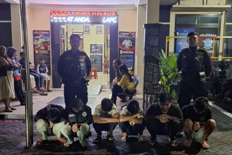 Foto : Tawuran Live di Medsos, Polisi Buru dan Bekuk 16 Orang di Surabaya