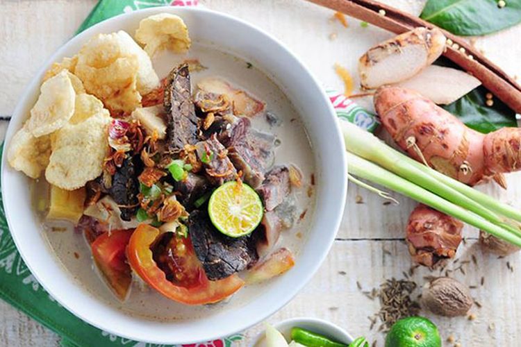 Soto Peranakan Berumur Hampir 4 Dekade dengan Isian Super Komplit!