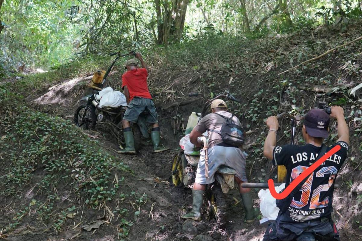 Menjemput Bahagia di Ujung Sukabumi: Kisah Fando Tembus Jurang dan ...