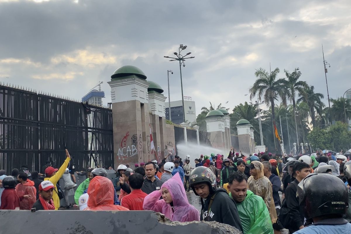 Aksi di Depan DPR Memanas, Massa Bertahan meski Disemprot Water Cannon