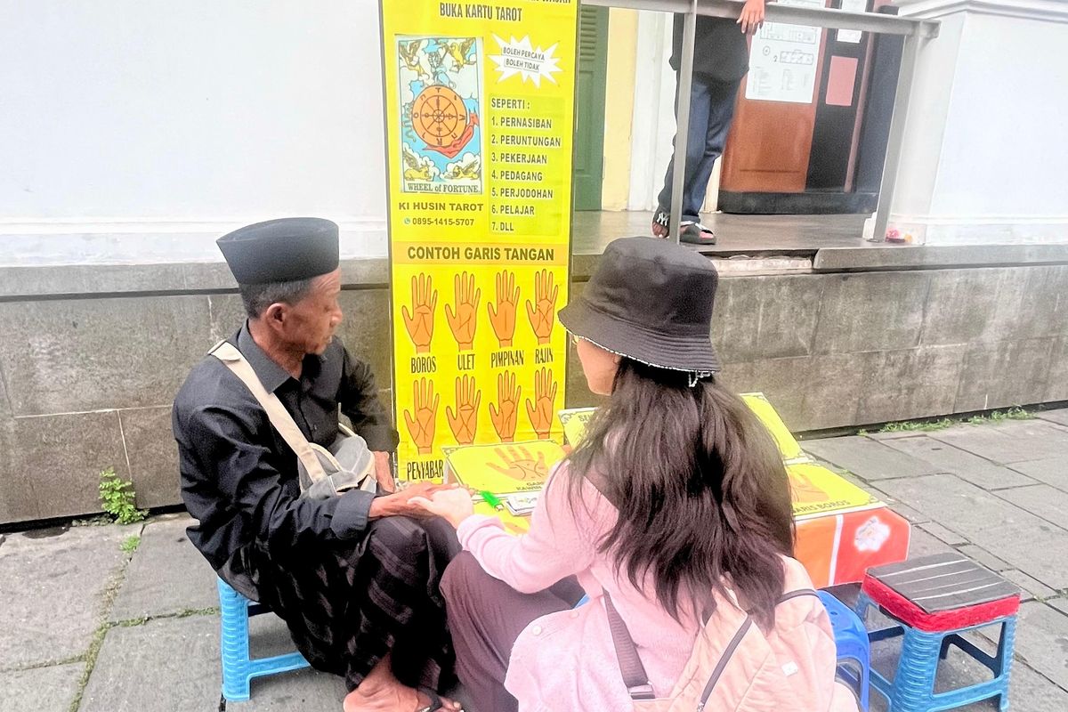 Mengintip Lapak Ki Husin si Peramal Masa Depan di Kota Tua...