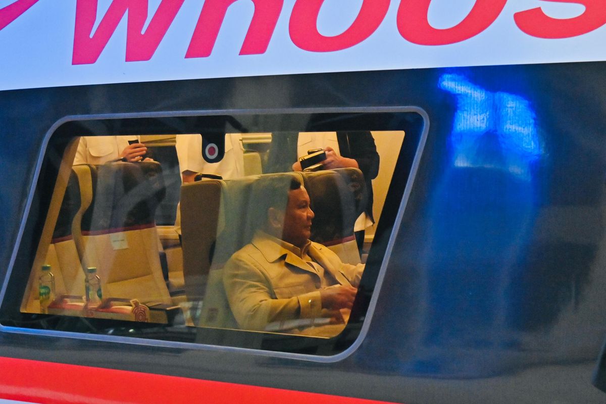 Prabowo Kunker ke Bandung Naik Whoosh Bareng Penumpang Lain, Bukan Pesawat atau Helikopter