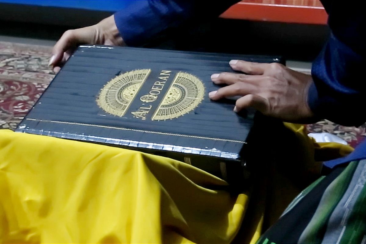 Al Quran Emas Tulisan Tangan Era Pakubuwana IV Ada di Tangan Warga Sidoarjo