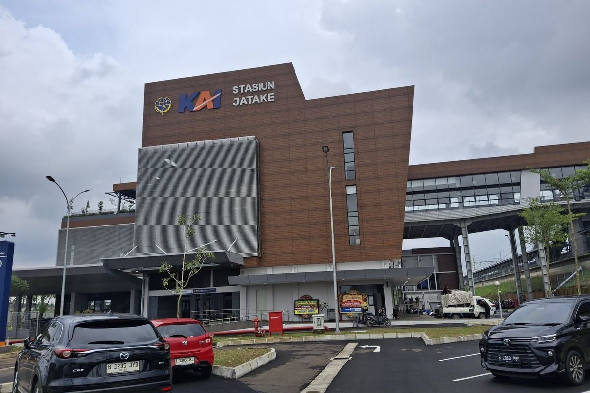 Melihat Stasiun Jatake di BSD Tangerang yang Sudah Beroperasi Hari Ini