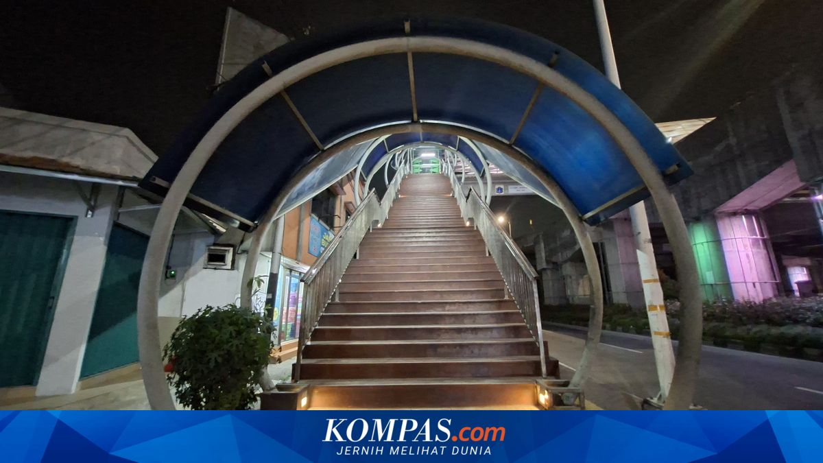 Menjajal 120 Anak Tangga JPO Lenteng Agung Tanpa Lift: Ngos-ngosan ...