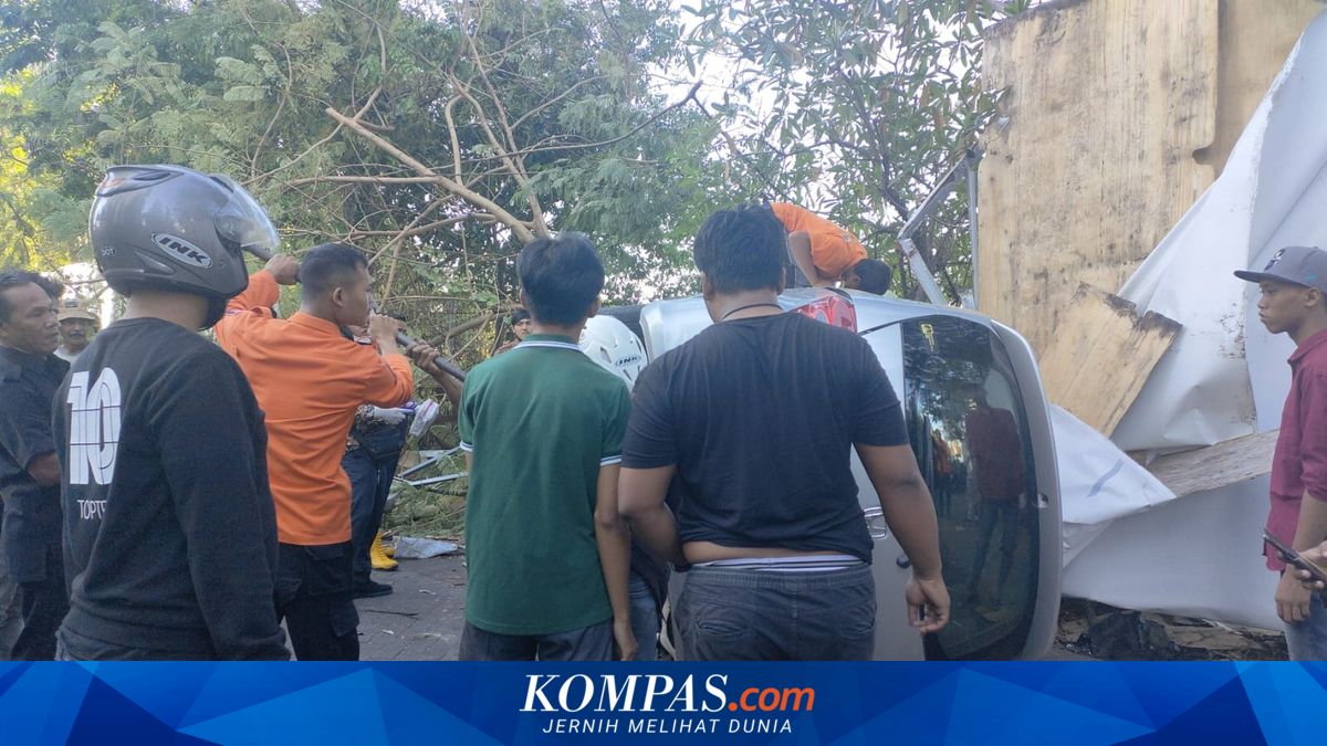 Dosen ITS Alami Kecelakaan, Mobilnya Tabrak Pohon dan Terbalik