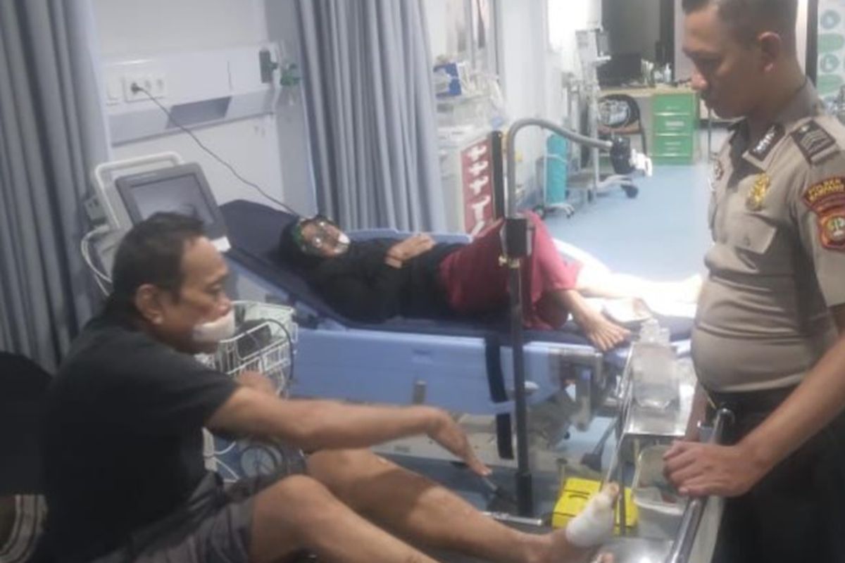 12 Bendera Parpol Nyaris Roboh di “Flyover” Kuningan, Lokasi Pasutri ...