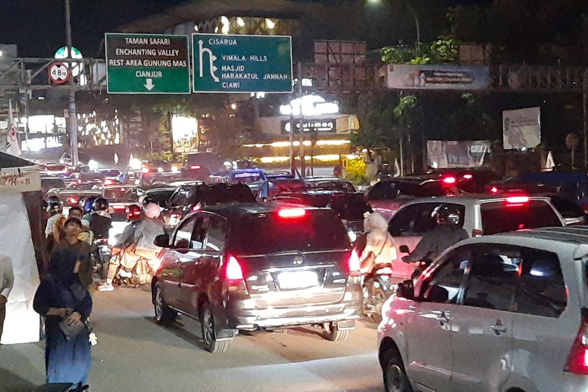 Padat Merayap, Arus Lalin ke Puncak Bogor Macet di Simpang Gadog Selasa Malam