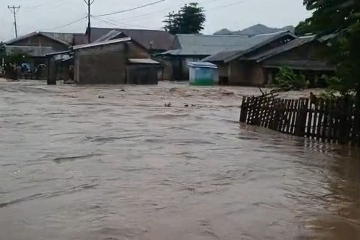 Banjir Bandang Melanda 3 Kecamatan di Dompu NTB, Tembok Rumah Jebol ...