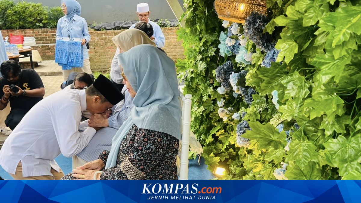 Dedie-Jenal Sungkeman Minta Doa Restu Ibu Sebelum Daftar ke KPU Kota Bogor