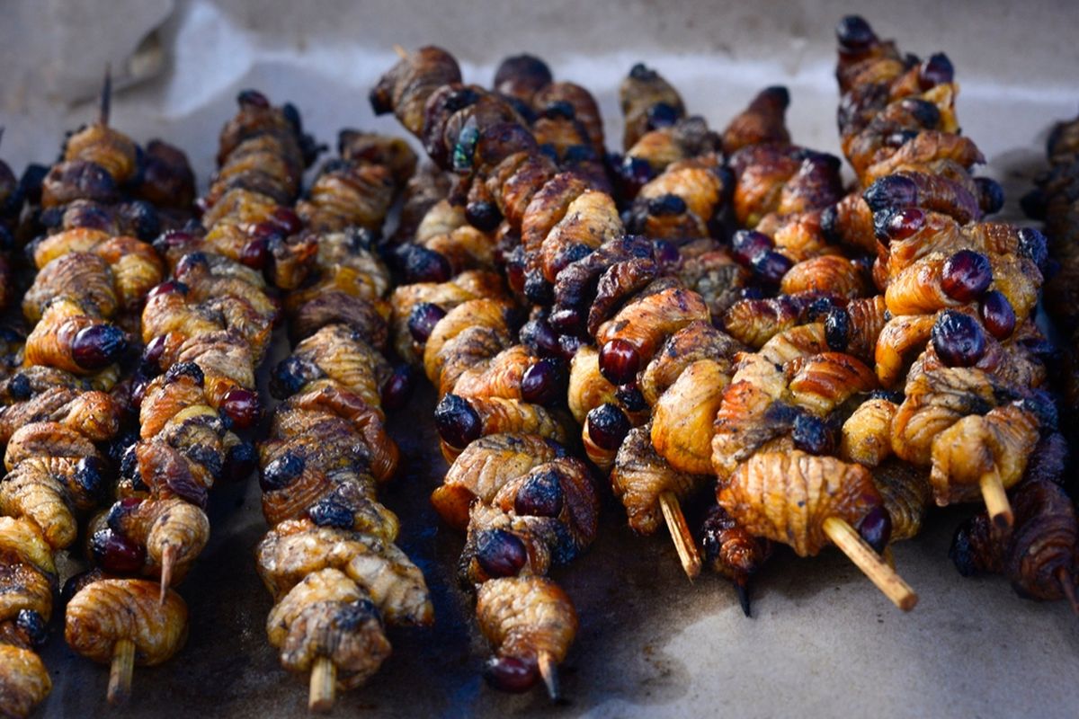 Kuliner Ekstrem Sate Ulat Sagu dari Indonesia Timur Ini Ternyata Kaya ...