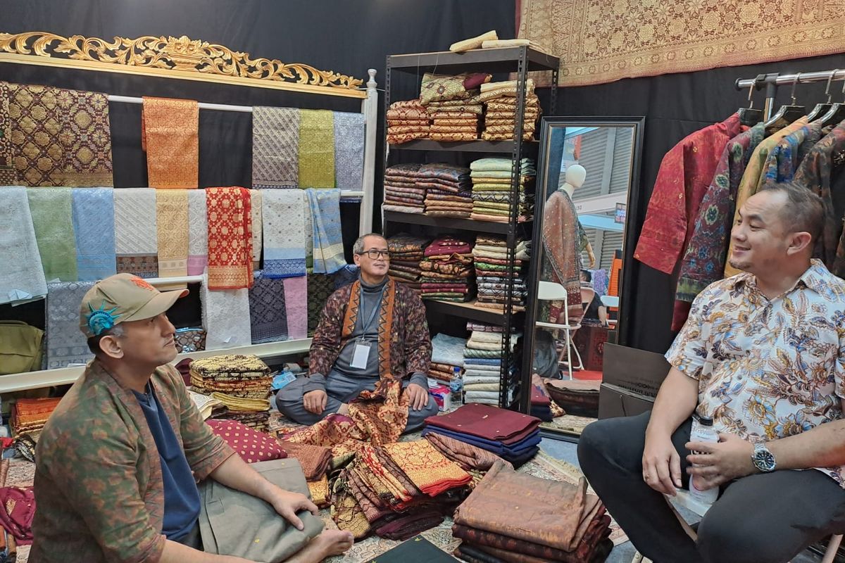 Mulai dari Songket yang Mendunia hingga Batik Lasem, UMKM Binaan ...