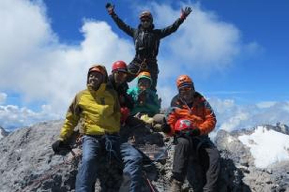 Pentingkah Pemandu Pendakian Saat Mendaki Gunung Carstensz di Papua?