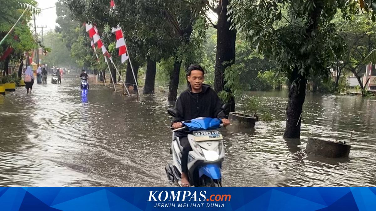 Jembatan Rawalumbu Terendam Banjir, Pedagang Tutup Lapak Lebih Awal